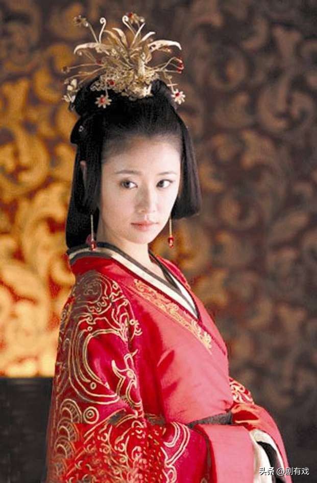 Sun Jingjing and Yu Zheng are traveling in Hong Kong intimately, with a ...