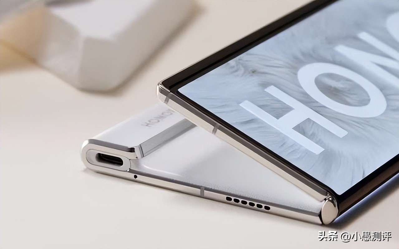 Get hands-on with the Honor V Purse folding screen phone, let's talk ...