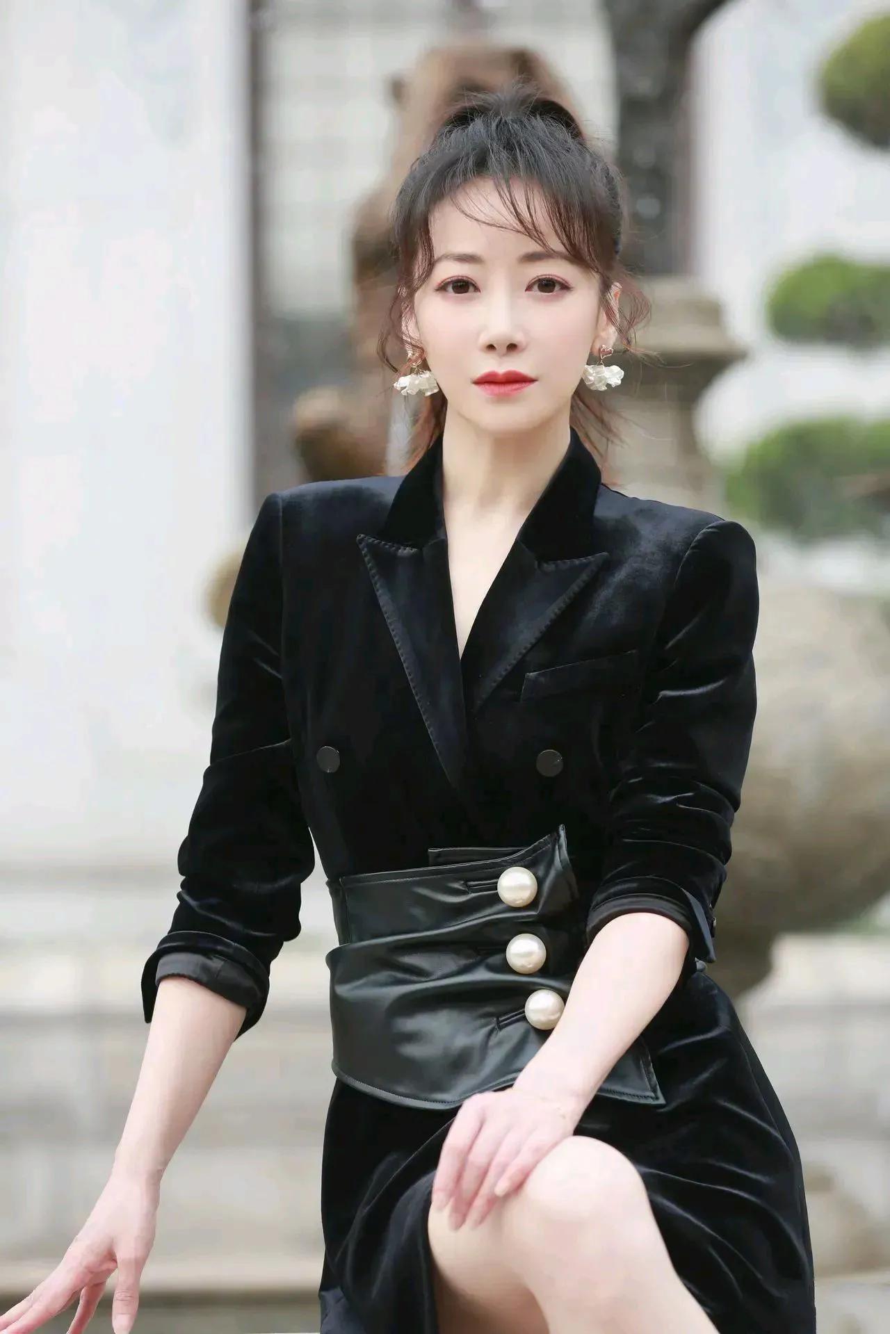 Chen Zihan's black velvet suit looks fashionable and beautiful. I really like her role as Xiao ...
