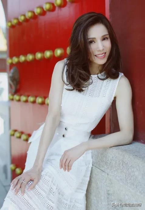 Share pictures, the goddess of temperament Li Ruotong - iNEWS
