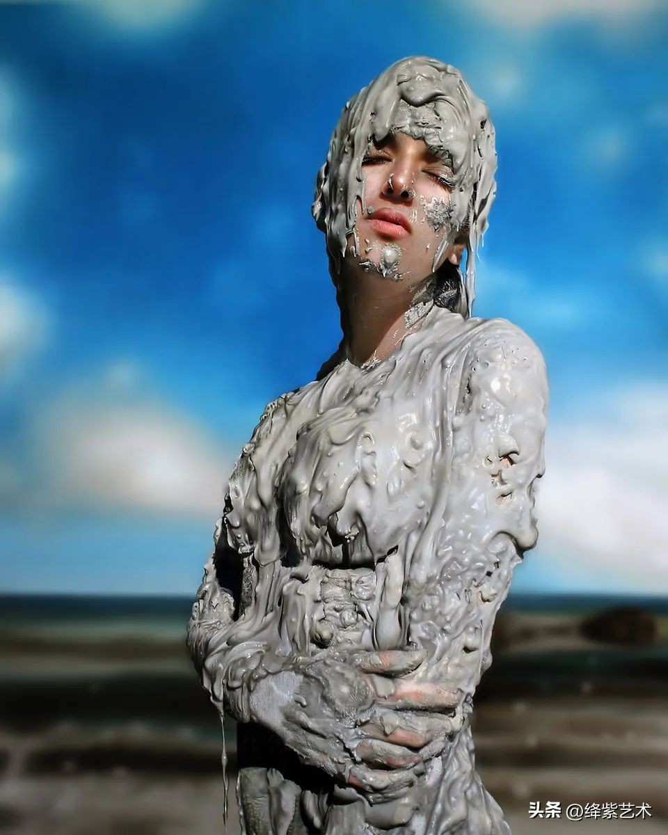 Putting mud on the beauty, his hyper-realistic painting, the effect is ...