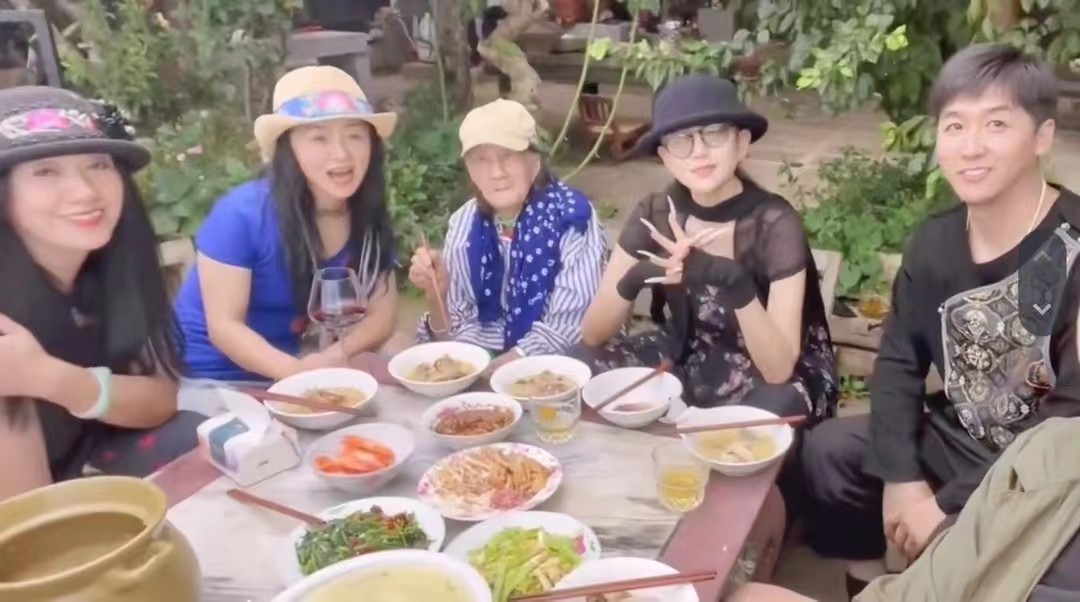 Yang Liping's family is in the same frame!Dress up softly and sit domineeringly, the old mother ...