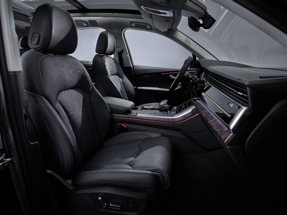 The Audi Q7 has a wheelbase of nearly 3 meters and is full of luxury ...