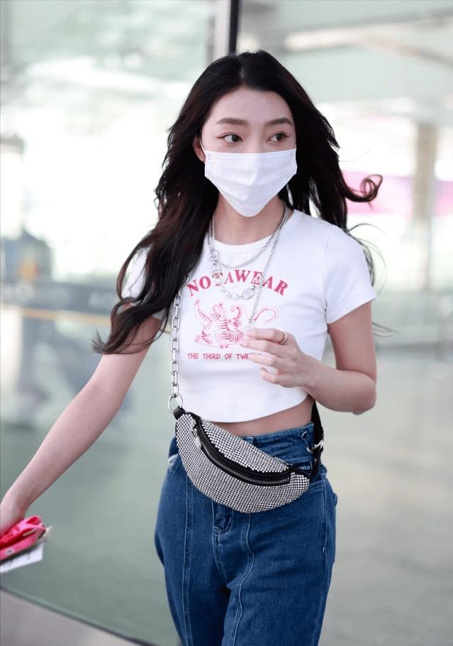 Li Ziting successfully changed her style, with short half sleeves and ...