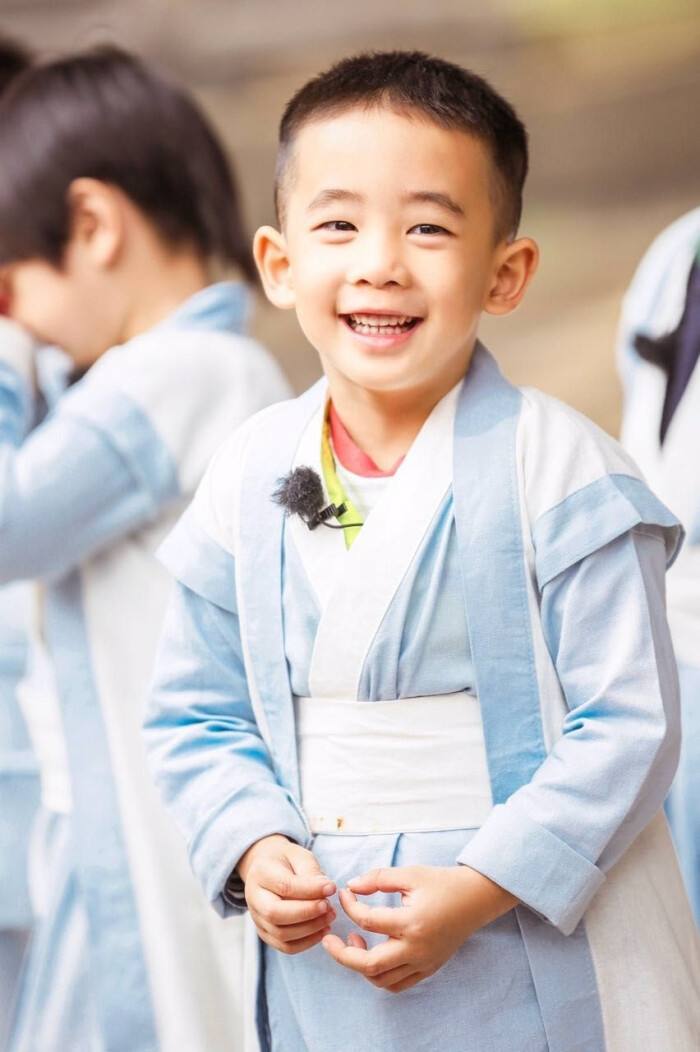 Chen Xiaochun posted a video of his youngest son, not only looks like ...