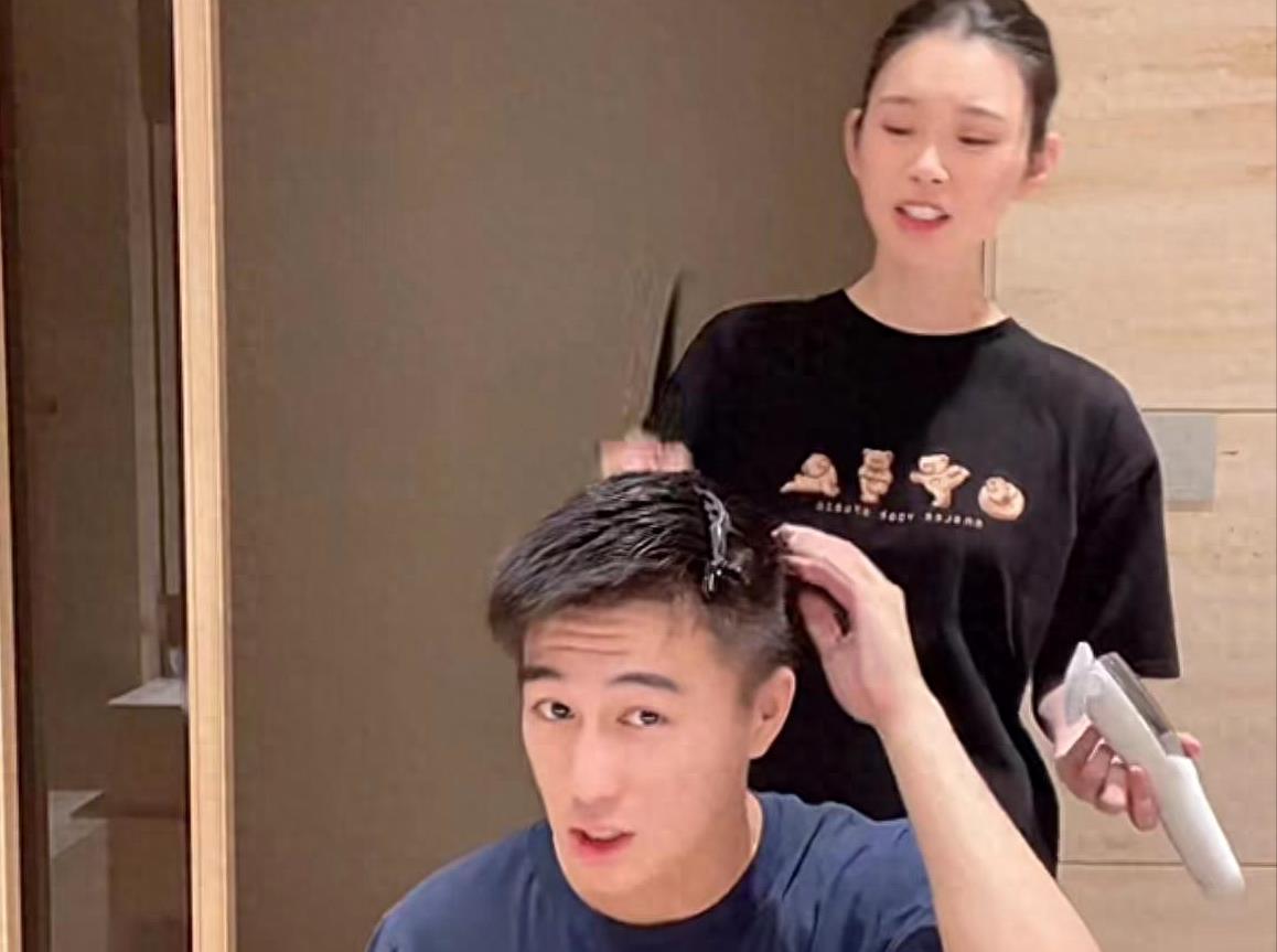 He Youjun's family portrait was exposed. His daughter was held by her ...