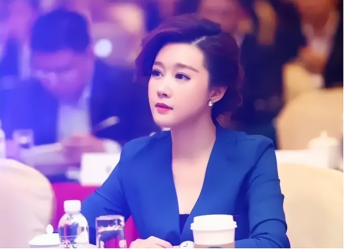 Host Zhou Ting: married Zheng Yonggang, a 30-year-old rich man, gave birth to 3 children, and ...