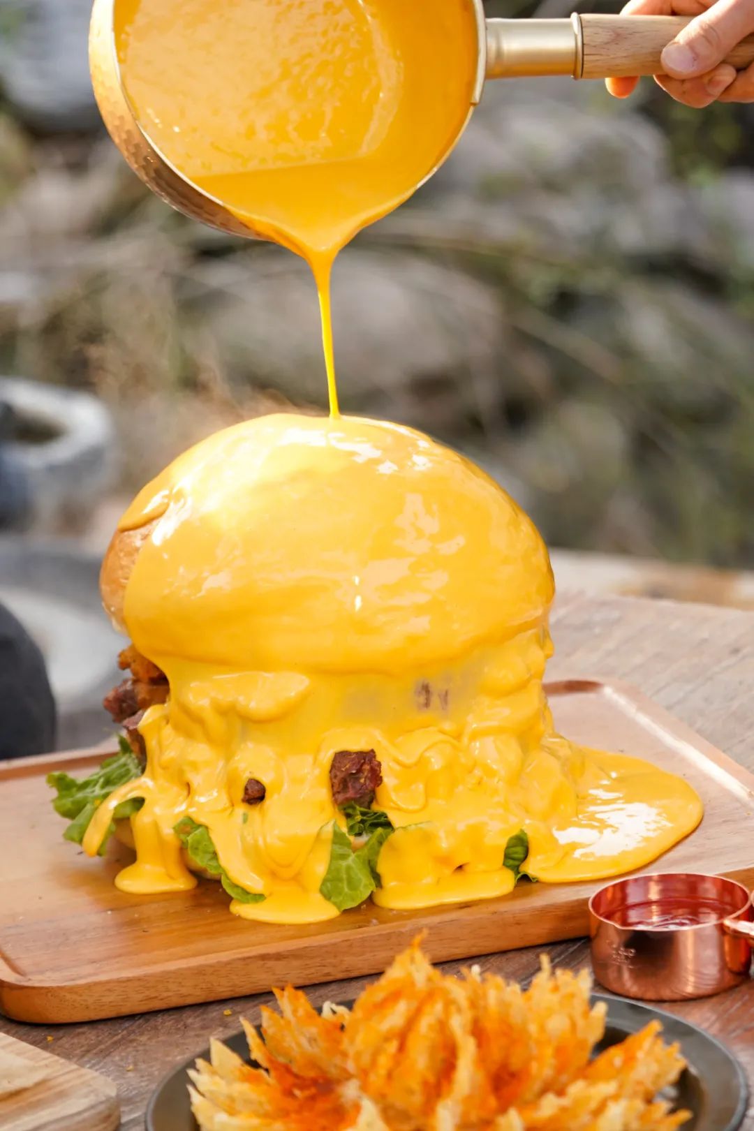 Mouth-watering giant cheeseburger - iNEWS