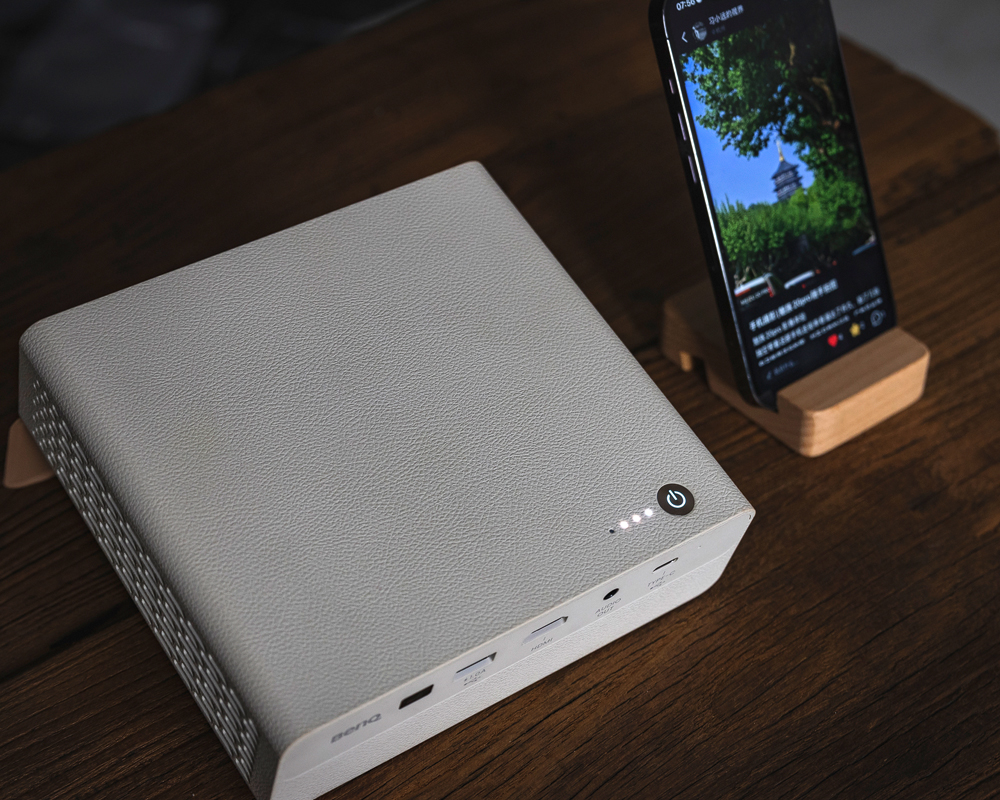 Portable projector with its own power supply, BenQ E60 experience - iNEWS