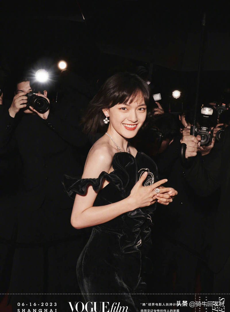 Actress red carpet flash exposure blockbuster Yang Mi Ouyang Nana glamorous - iNEWS