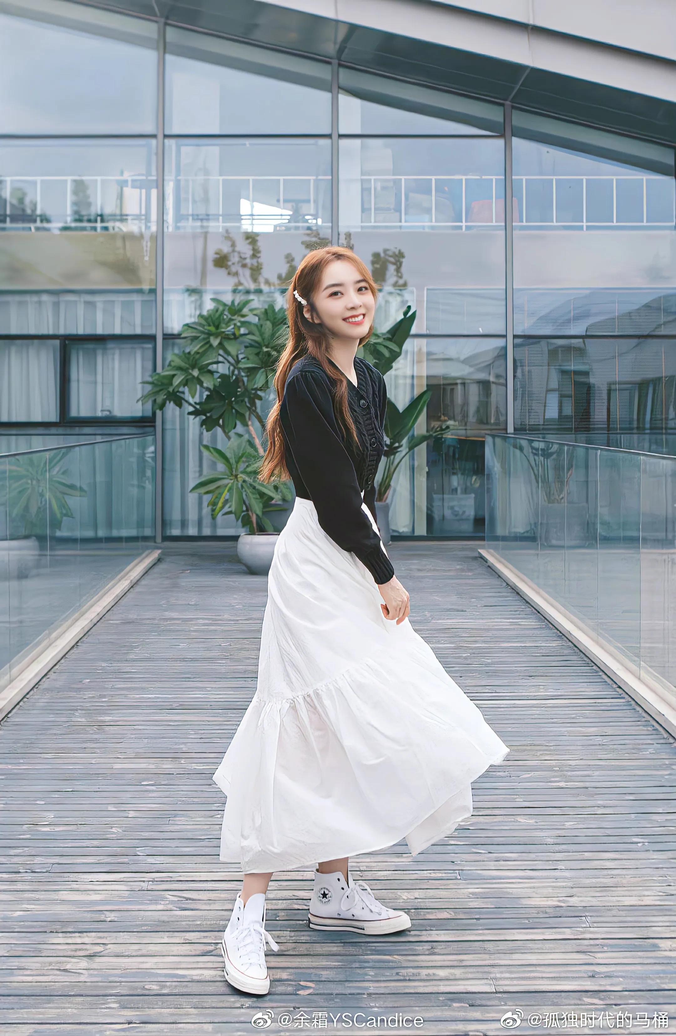 LOL's host Yu Shuang looks so good?And the photo model Zhou Yuxibi is ...