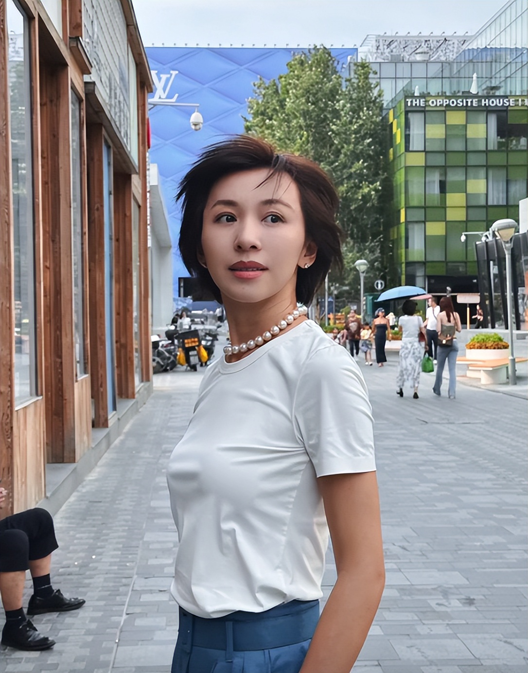 Ouyang Xiadan: Leaving CCTV to change styles, posting 34 fashion blockbusters shot in Sanlitun ...