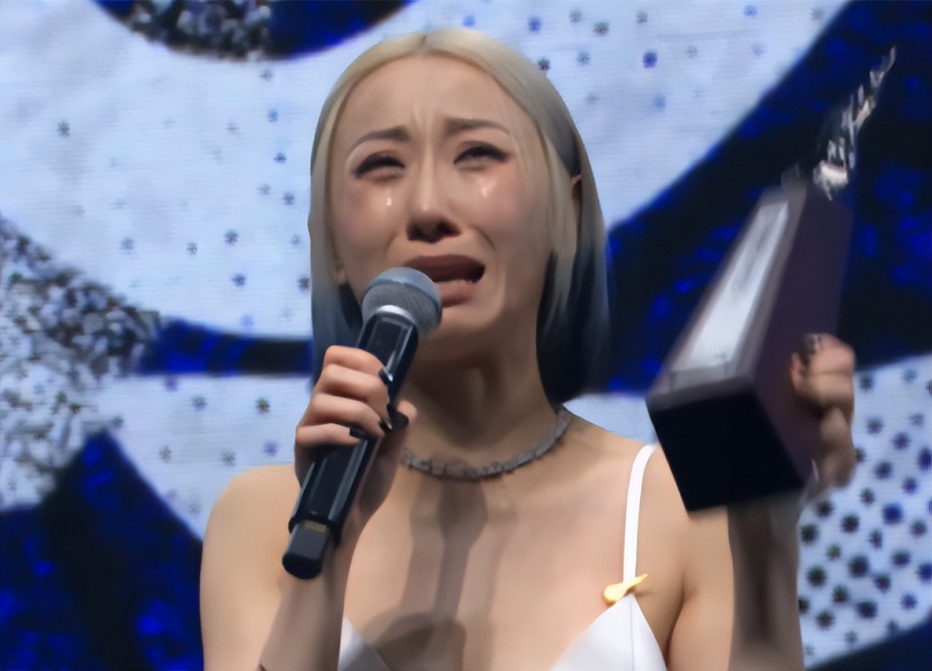 The 40-year-old well-known singer Yonger announced her marriage! Says ...