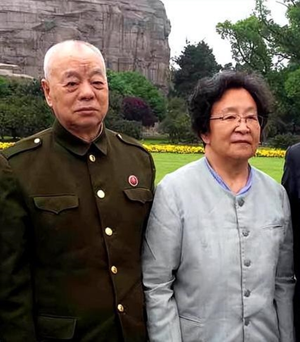 Li Desheng's memorial service, Li Na and her husband attended, the ...