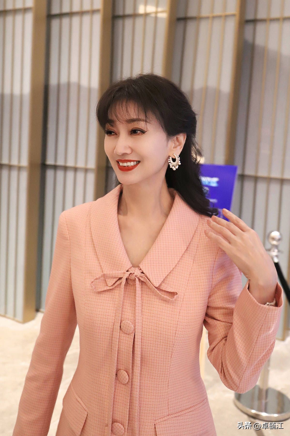 Zhao Yazhi's pink shape praised her self-confidence and generosity, and ...