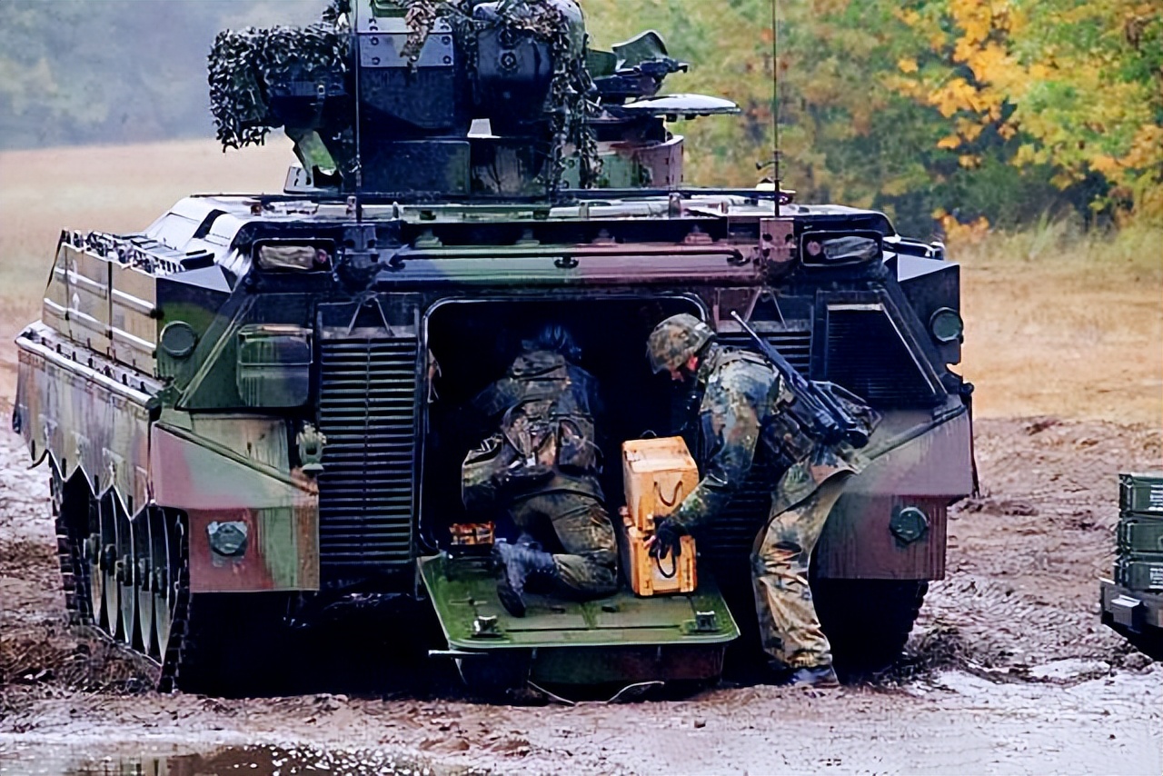 German "Weasel" infantry fighting vehicle - iNEWS