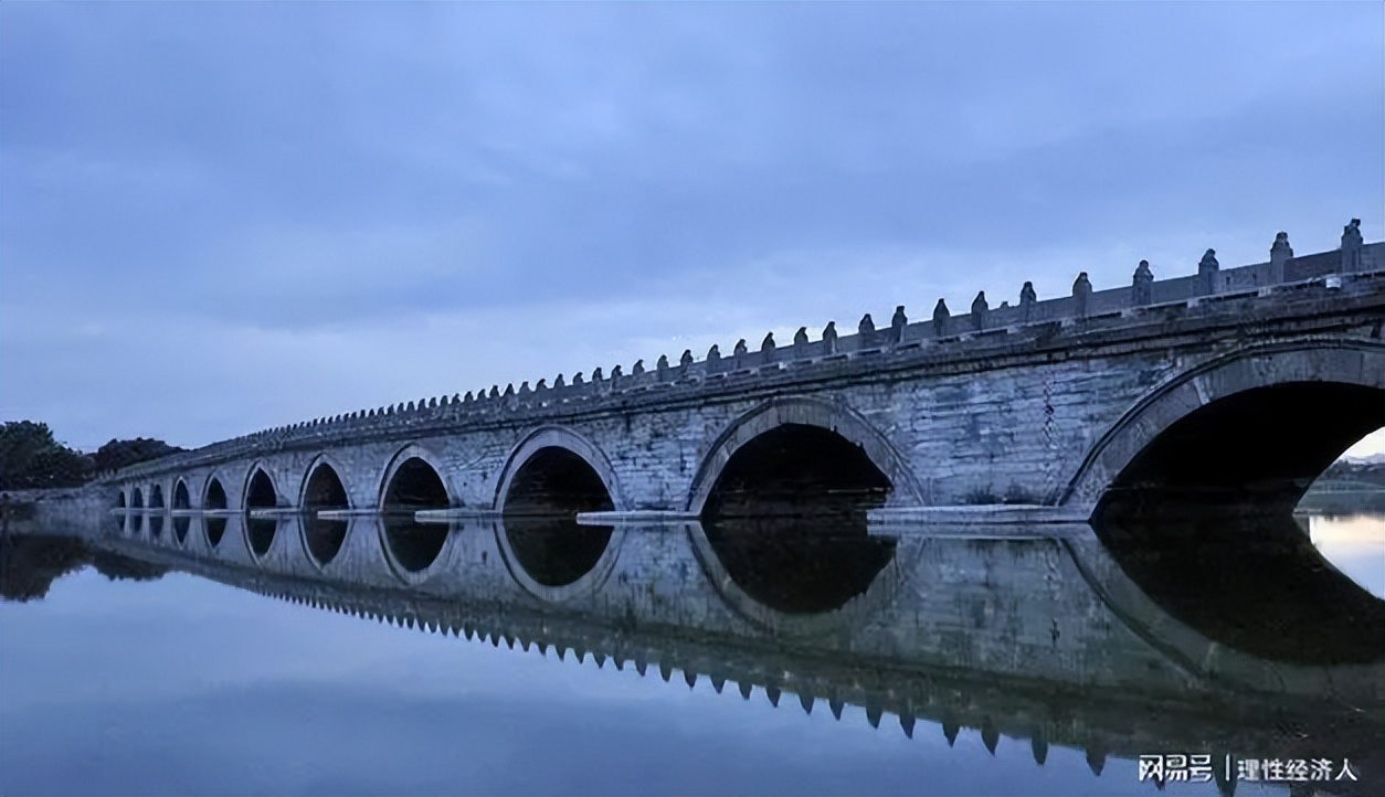 This month is still the same as the ancient moon, with a pale bend ...