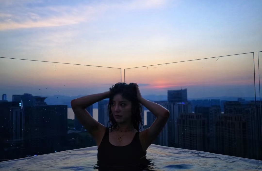 Zhao Yihuan took a beautiful photo of the swimming pool, showing off ...