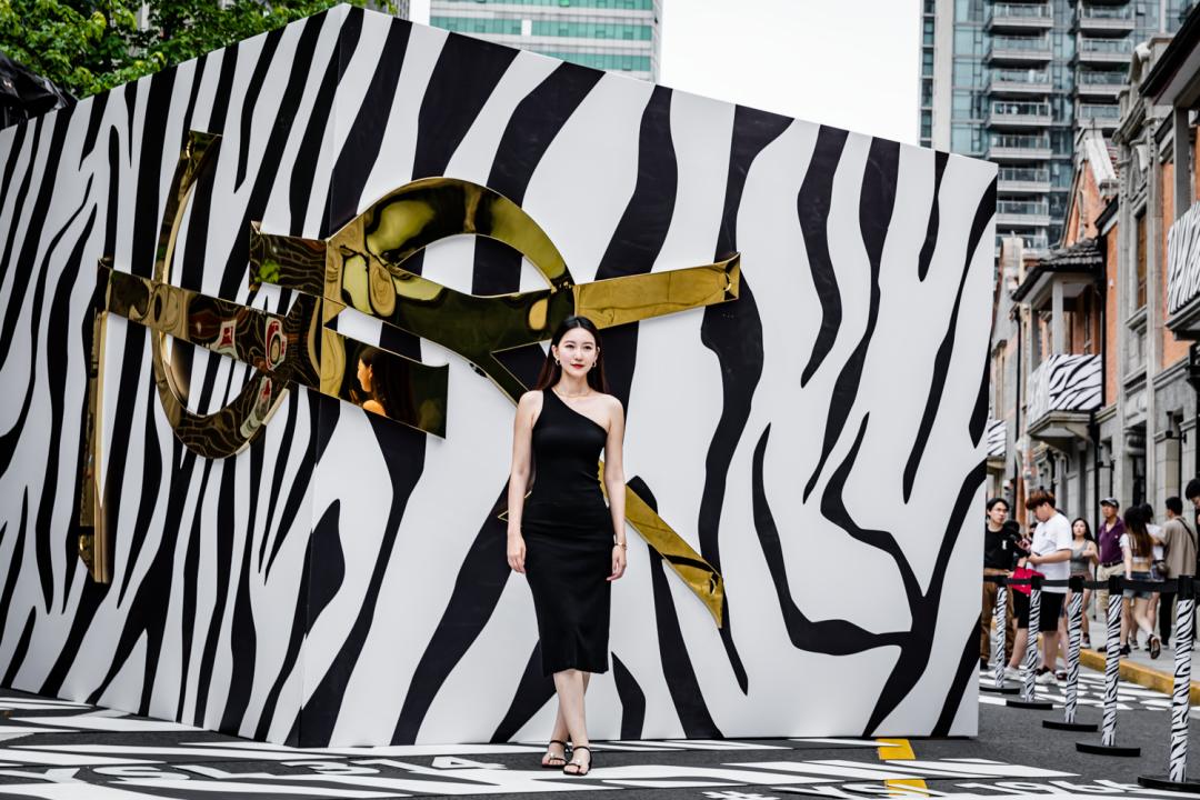 Let Zhang Yuan wear zebra prints, YSL is too wild - iNEWS