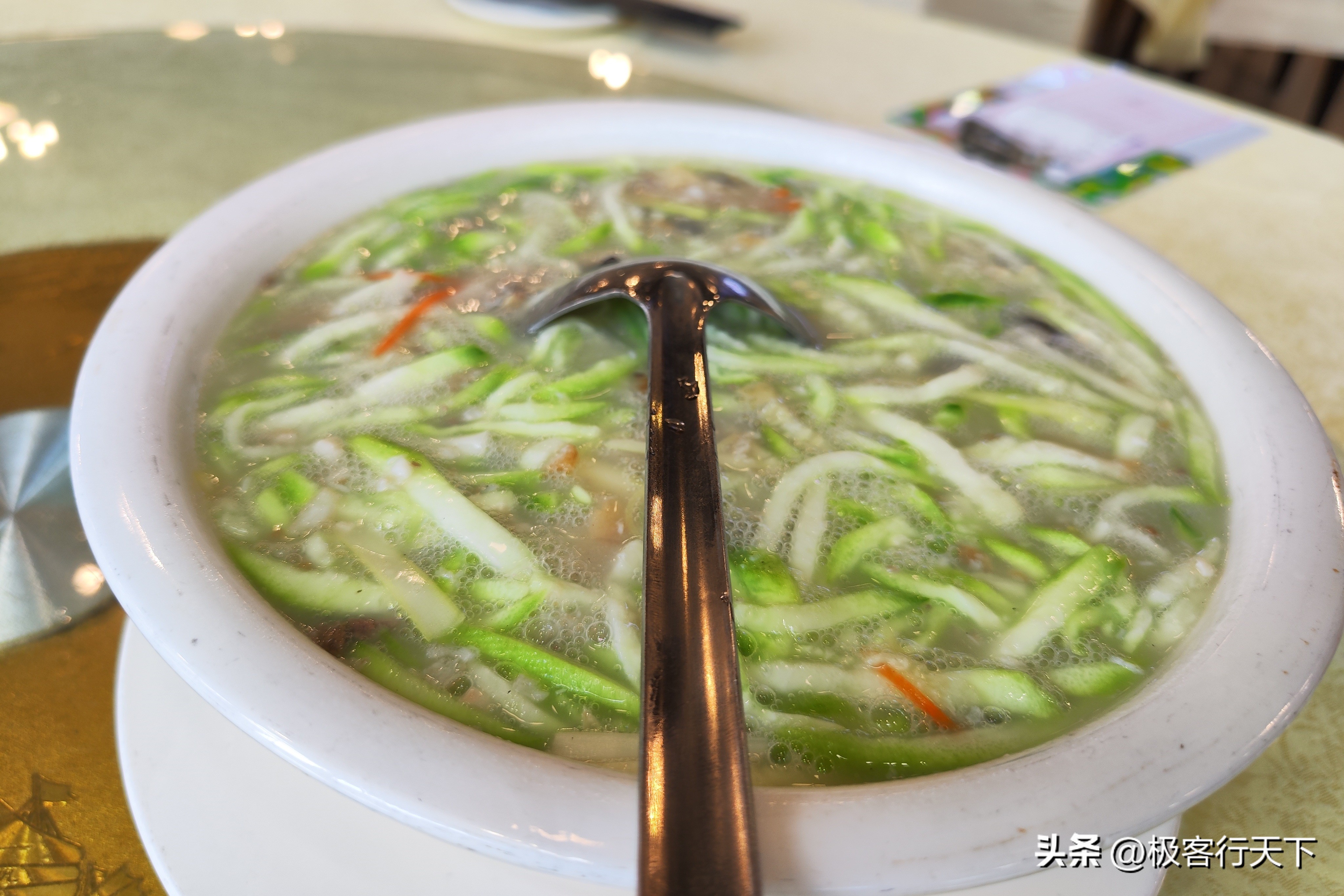 Looking for a small town in Shunde, an unexpected stir-fried fish skin ...