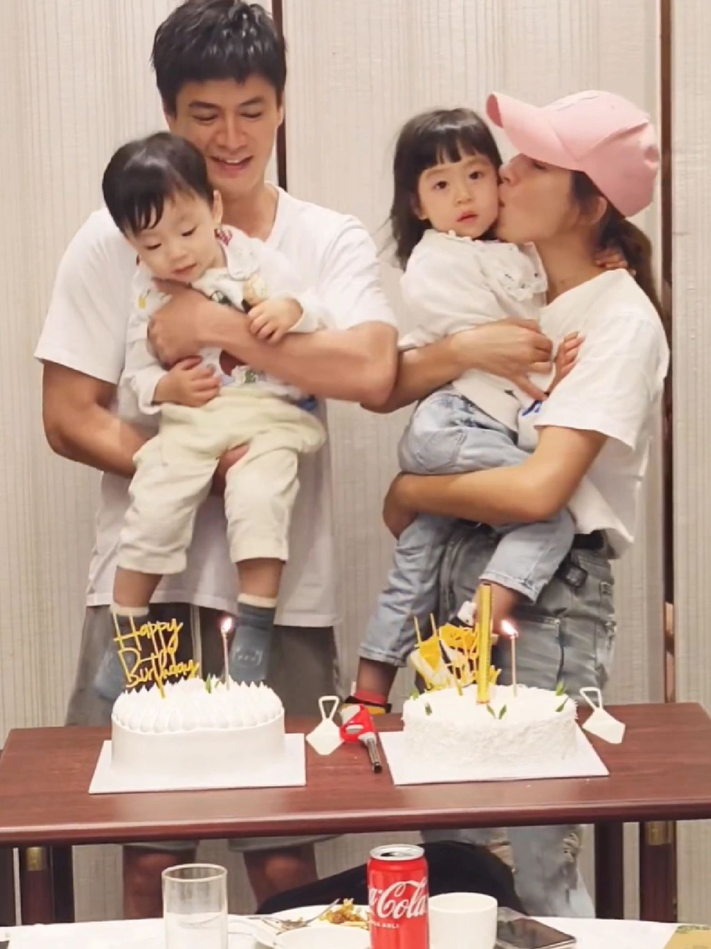 Yang Yi took her two children to visit Luo Zhongqian. The 3-year-old ...