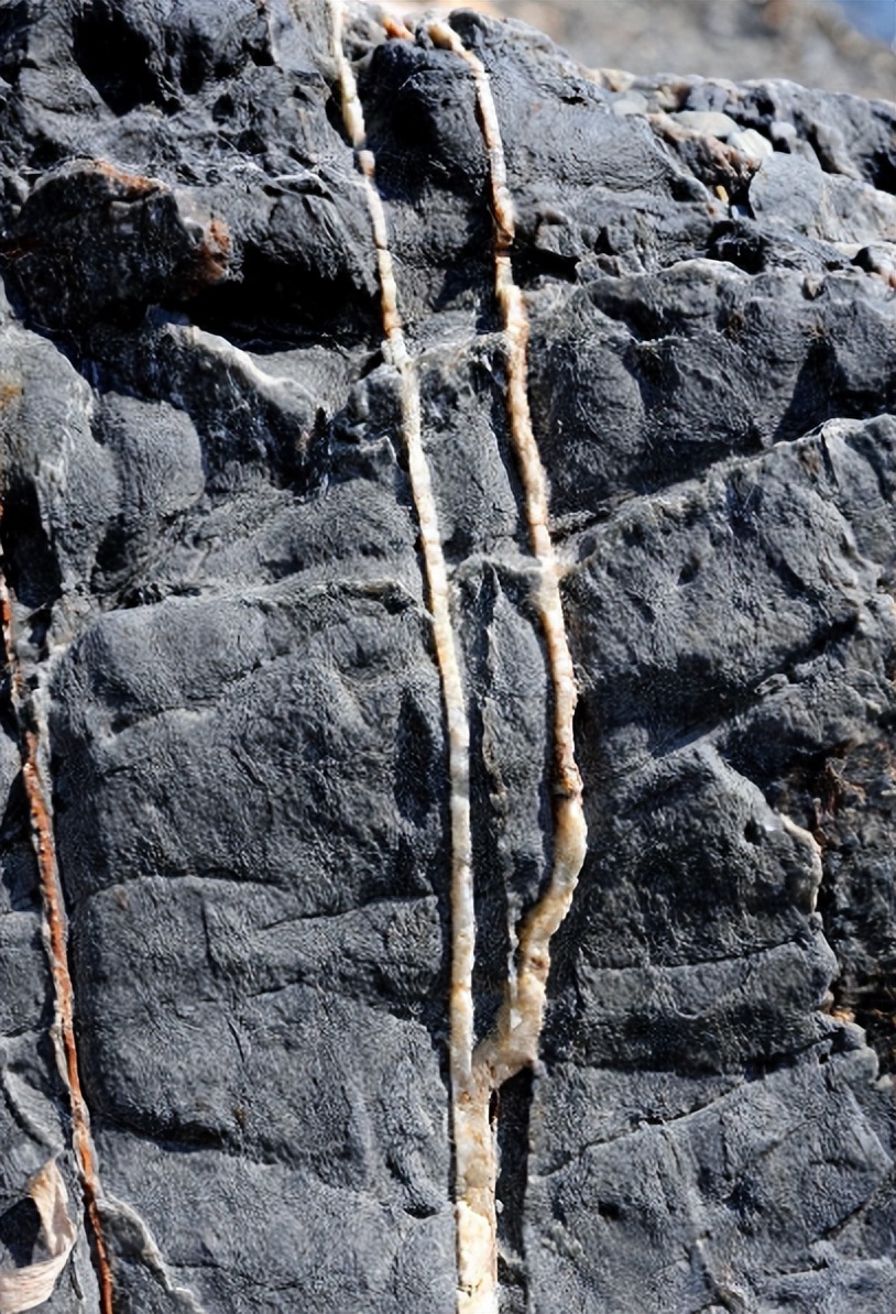 How does the boundary between the two explain the different ...