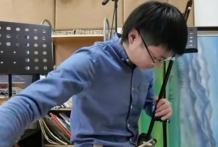 There are two key links in the exercise of the erhu's ring fingers: one ...