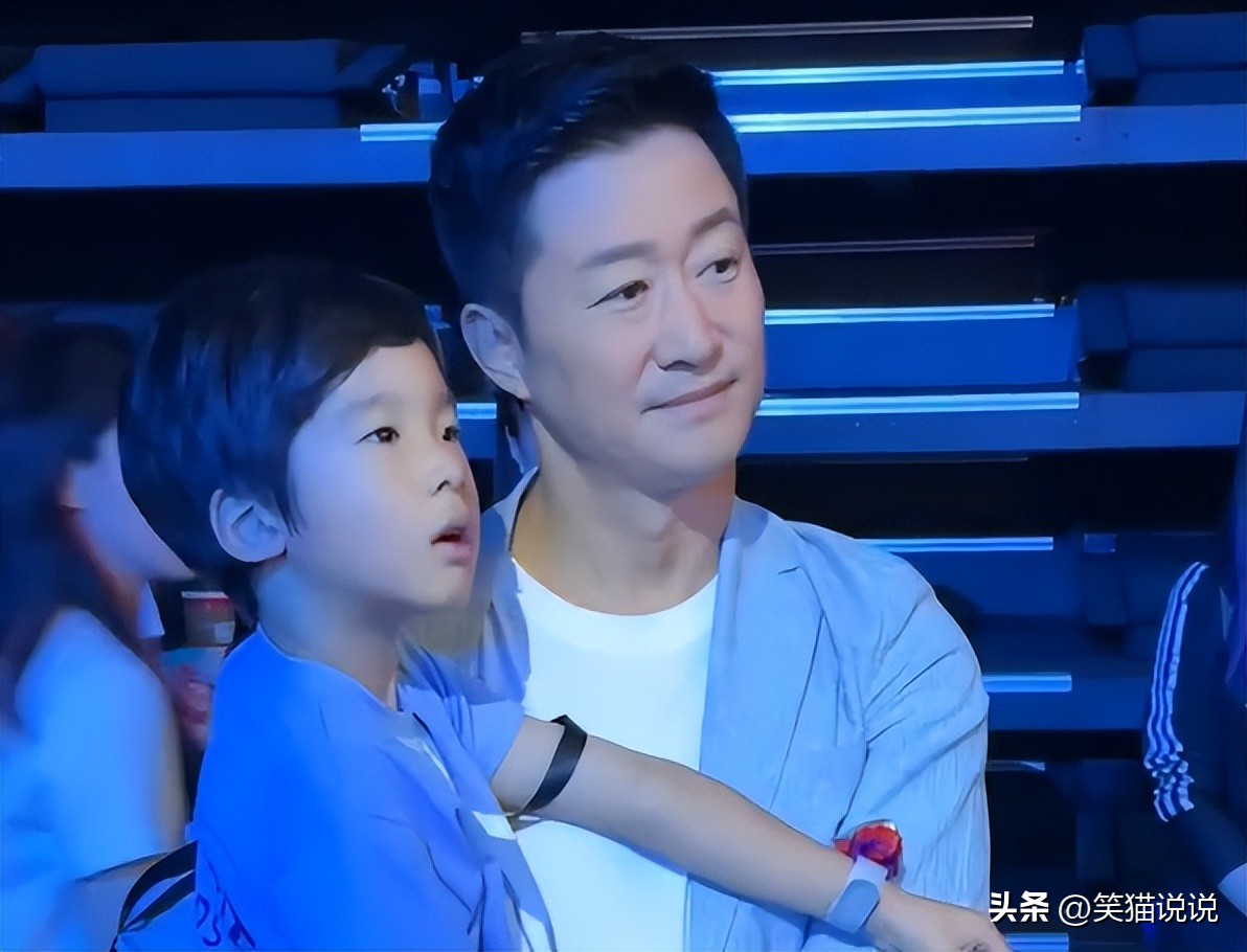 Wu Jing took his children to attend the press conference: Hugging his ...