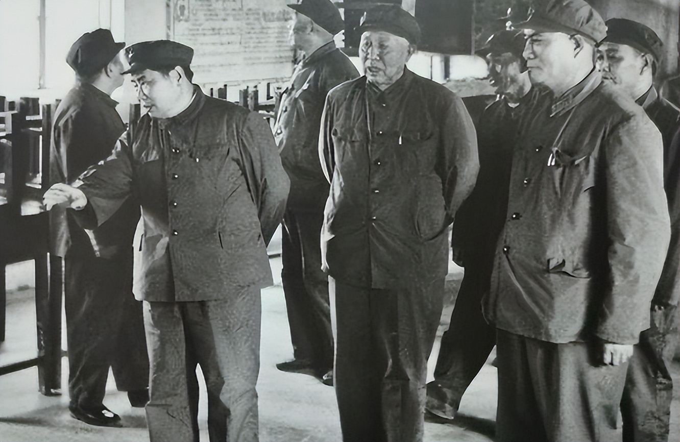Yang Dezhi heard that Admiral Wang Ping was passing through Wuhan and ...
