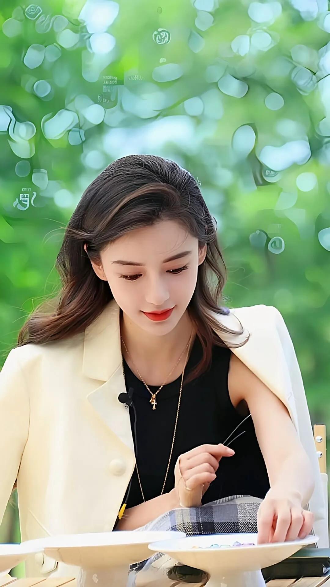 Sexy beauty Yang Ying - iNEWS