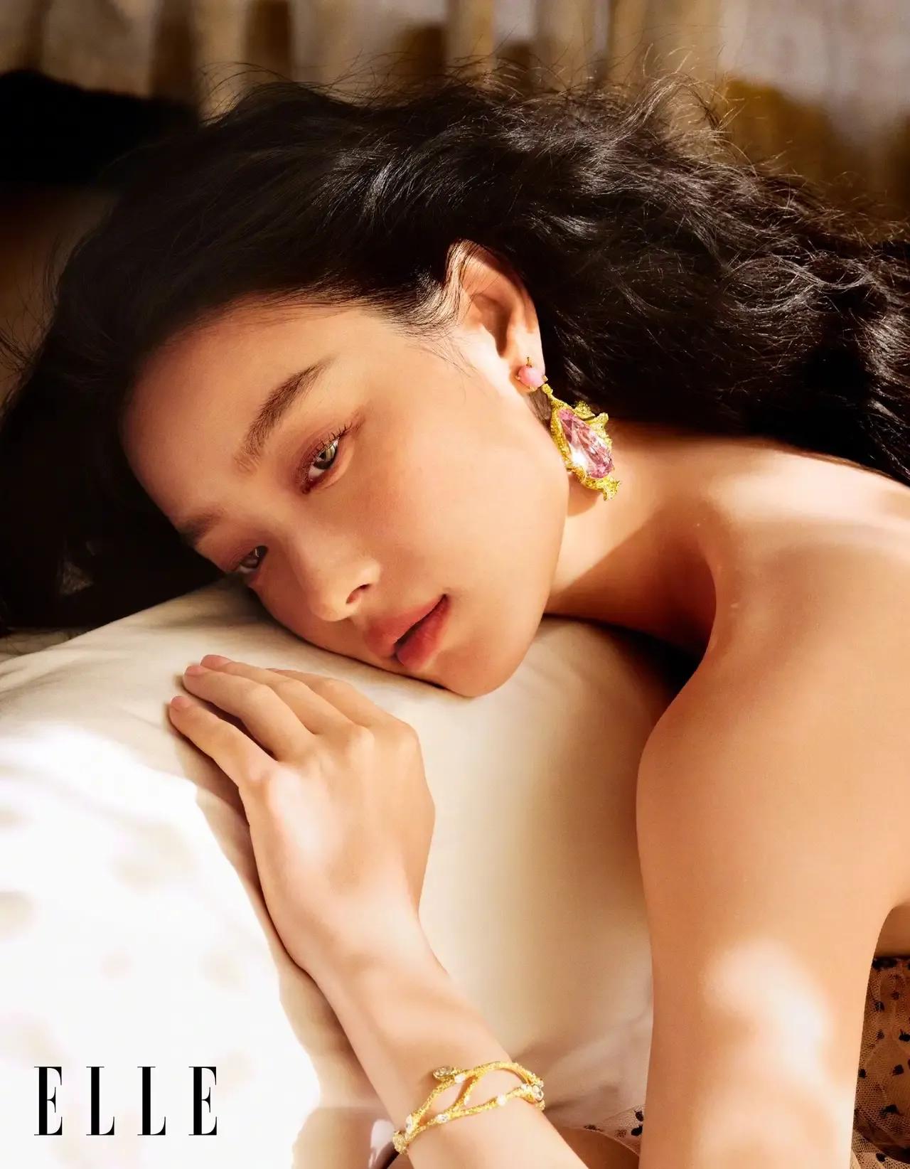 Stunning photos of Ni Ni, Xin Zhilei, Guan Xiaotong, Li Zhi, Li Chun, sexy goddesses - iNEWS