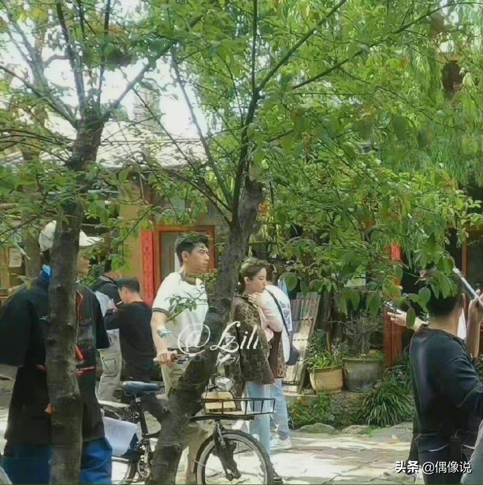 Li Xian shows his abdominal muscles late at night. He has a strong body ...