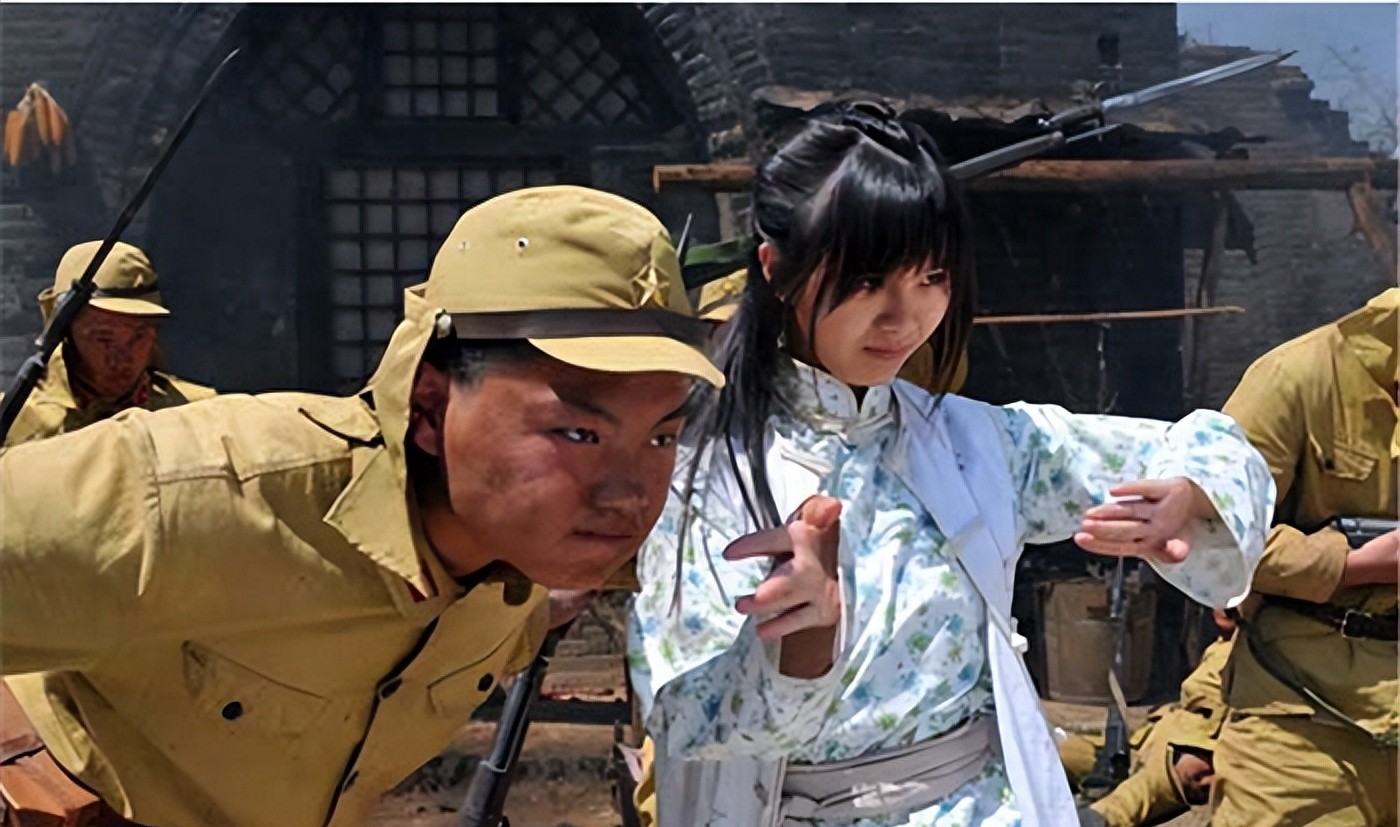 Bathing in the open air, high-cut skirts exposing thighs, these scenes ...