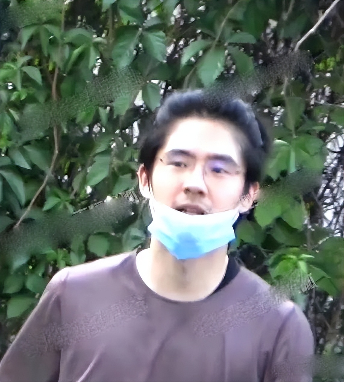 Liu Haoran was photographed picking his feet and then sniffing his ...