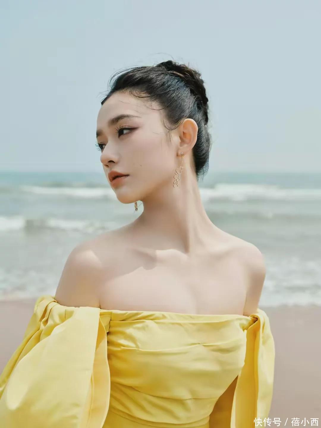 Lin Yun's high-end sense, wearing a yellow skirt, looks sweet and ...