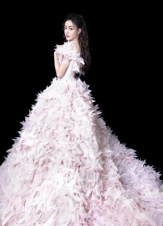 Chinese actress Zhang Tianai, devil-like body, angel-like face - iNEWS