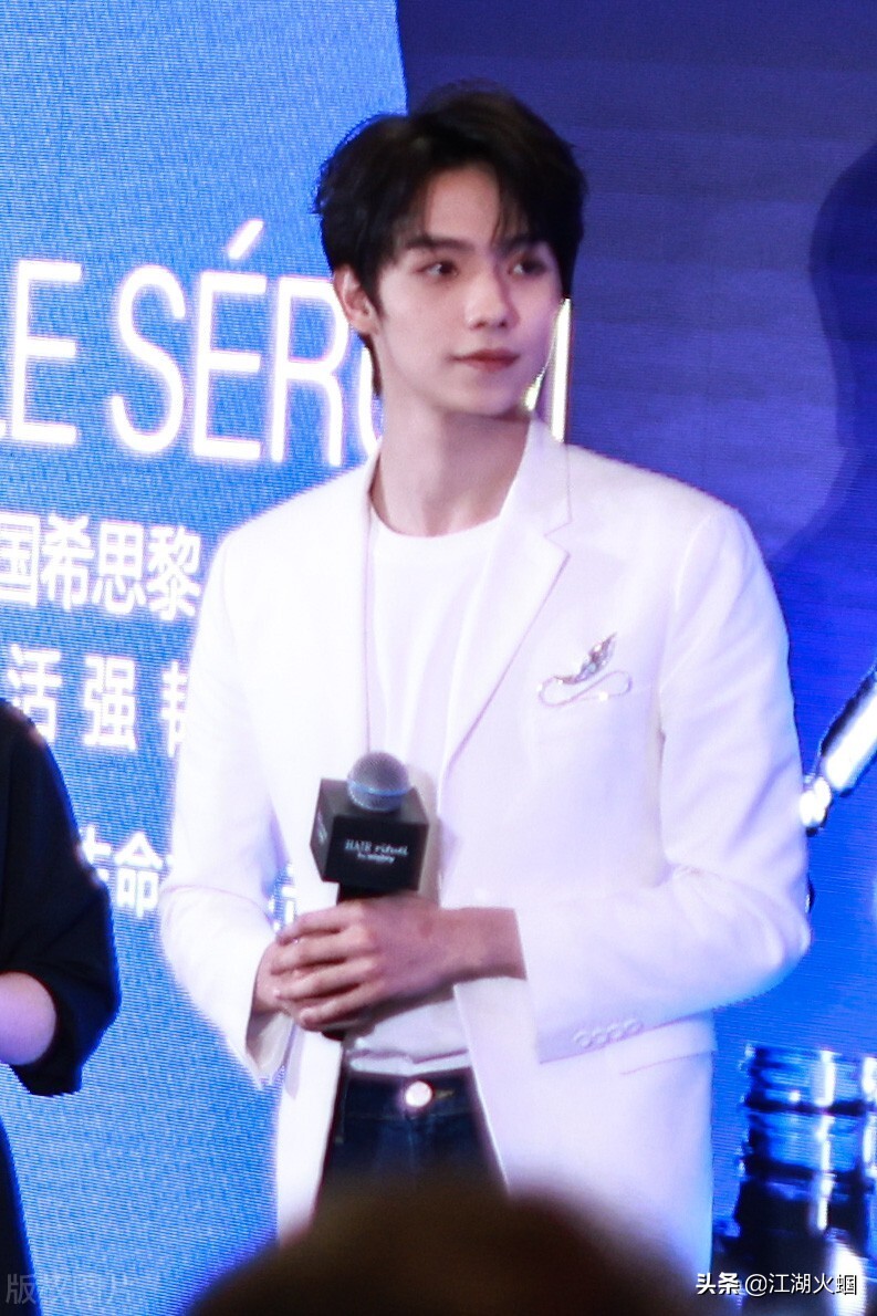 Breaking the news: Yi Yang Qianxi Wu Lei Zheng Xiuyan Chen Xiao Chen ...