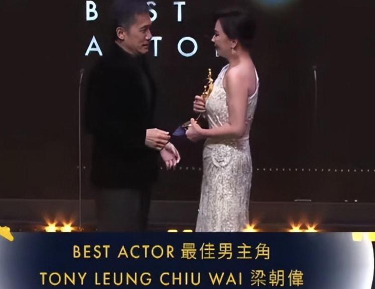 After Carina Lau exposed the Asian Film Awards, she asked Tang Wei and ...