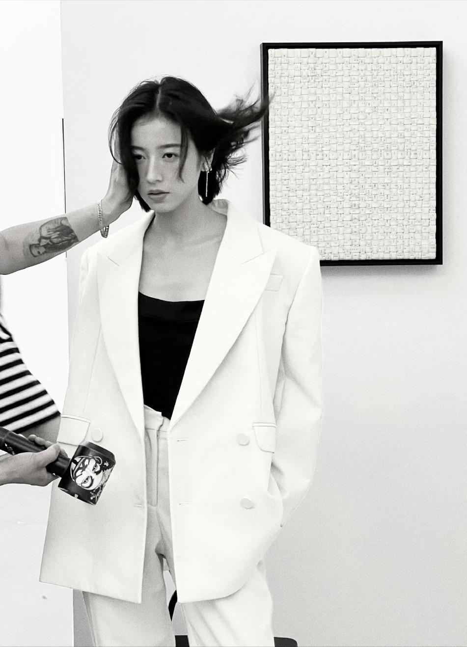 Zhou Yutong signed a contract with Yixin's first drama to star Li Xian in "Send Your Lover in ...