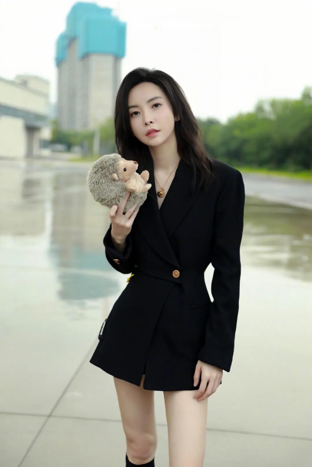 Yu Wenwen, the first female lead in "The Former Three", is talented and ...