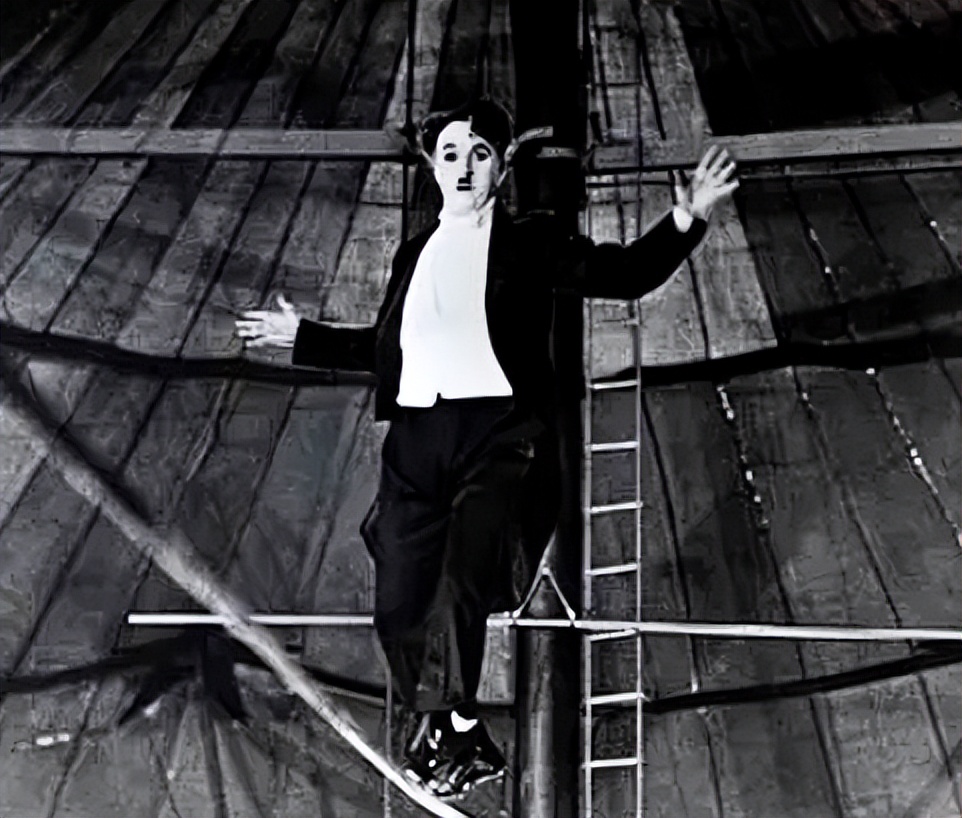 In this film, Chaplin perfectly exposed the complexity of human nature ...