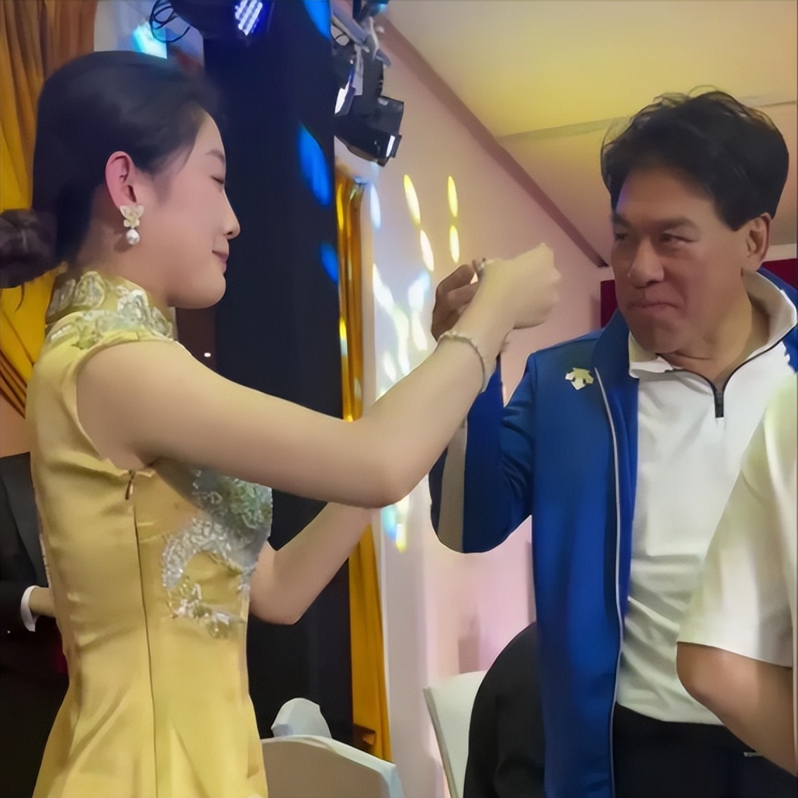 Actor Zhu Shimao: Married to his first love girlfriend, married for 43 ...