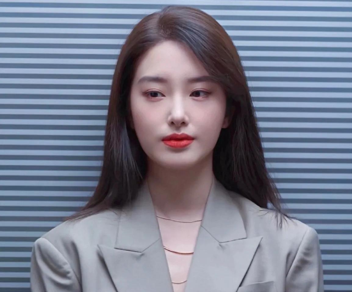 Li Xiaoran's chest, Xu Qing's buttocks, these round and jade-like ...