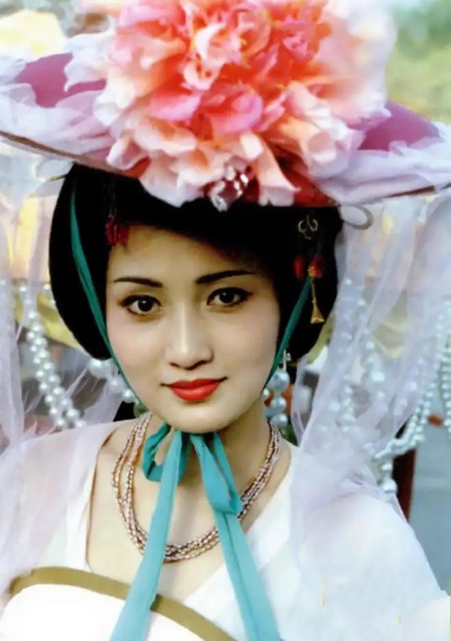 With round beads and beautiful eyebrows and picturesque eyes, 2 of ...