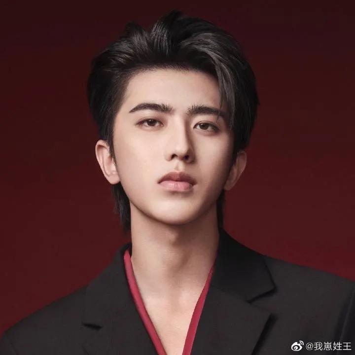 Cai Xukun's humanoid stand is eight meters high! It is also quite ...