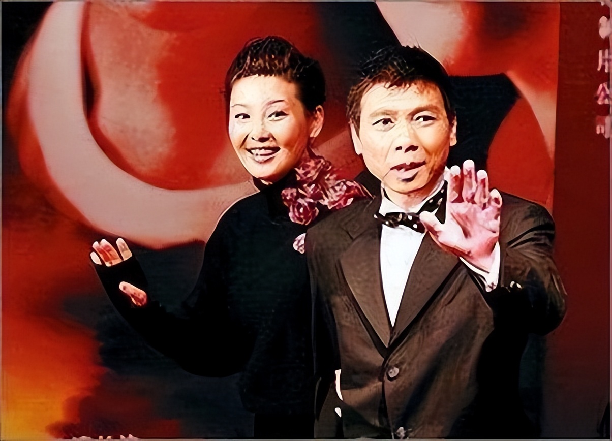 A recent photo of Feng Xiaogang and Xu Fan's 17-year-old adopted ...