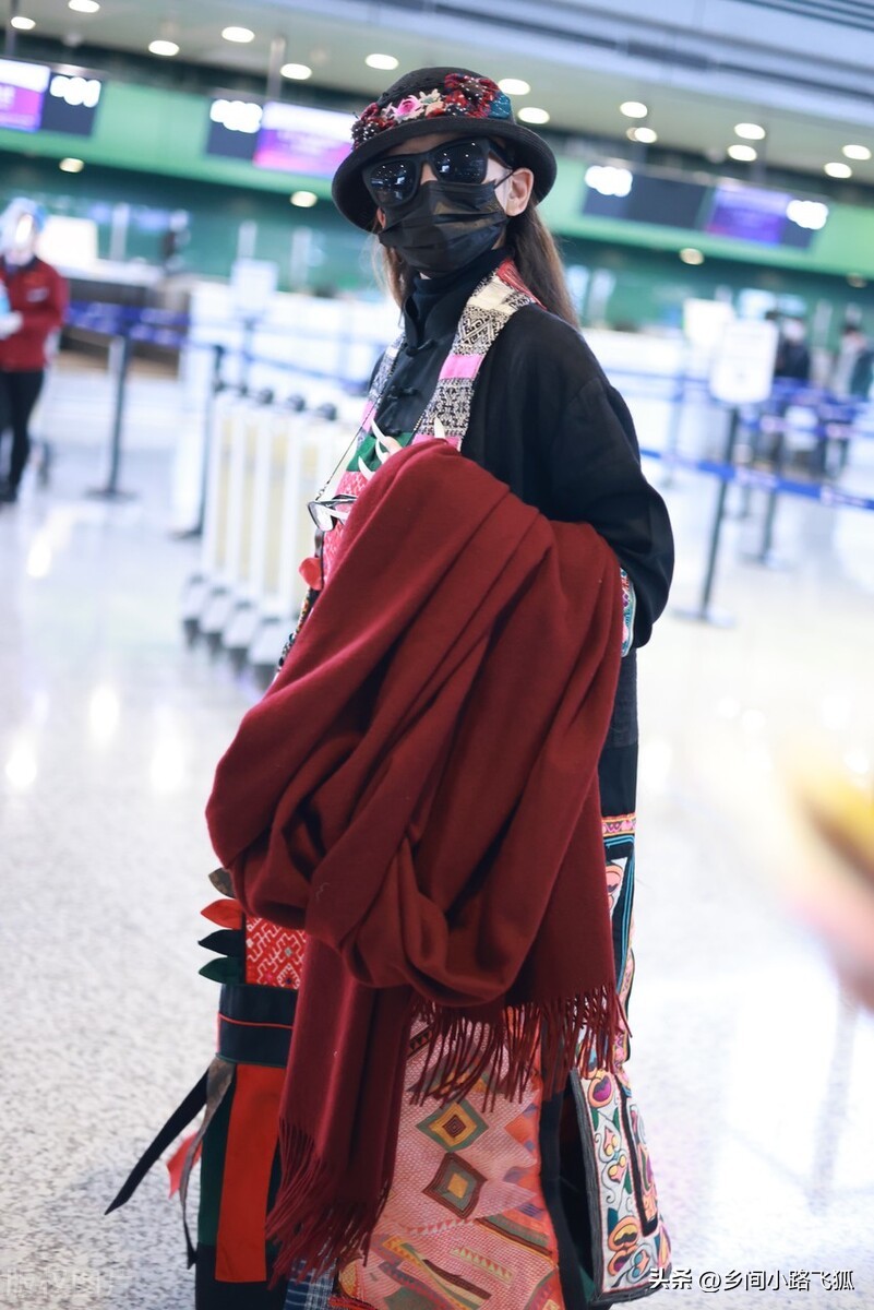 Yang Liping appeared at Shanghai Airport, wearing ethnic style clothing ...