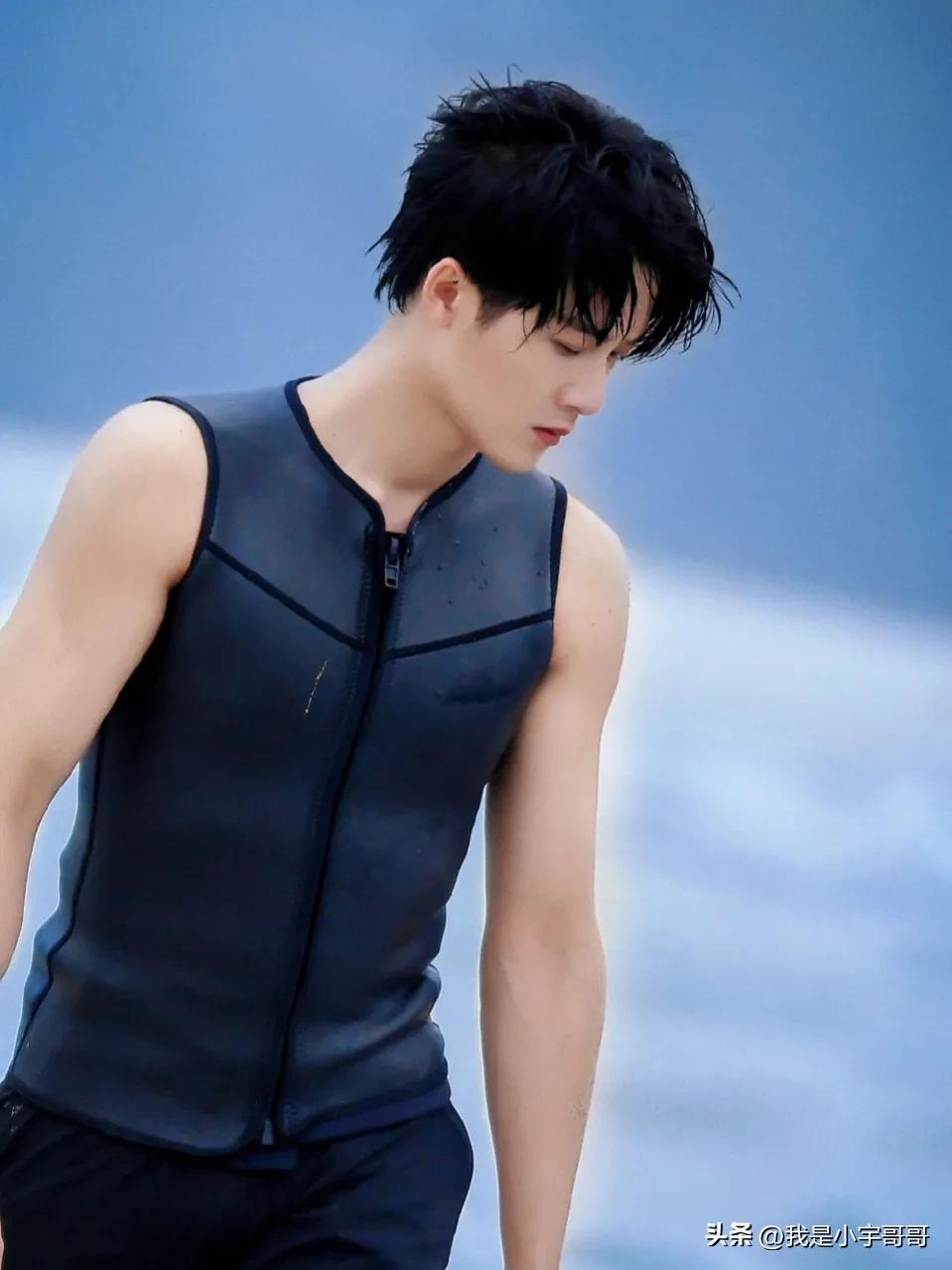 Tan Jianci's sleeveless surfing suit is released, surfing at sea is ...