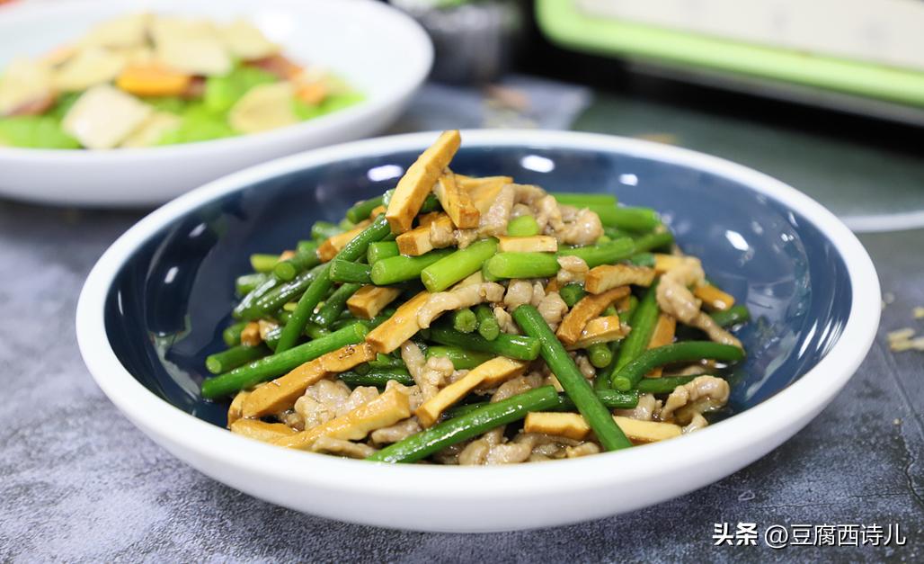 Old Xiangshi on the tip of the tongue-Fried Dried Garlic Sprouts - iNEWS