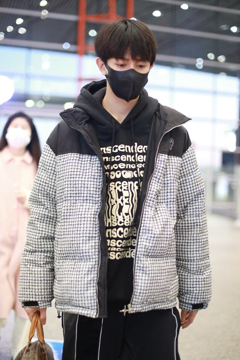 Xia Zhiguang appeared at the airport - iNEWS